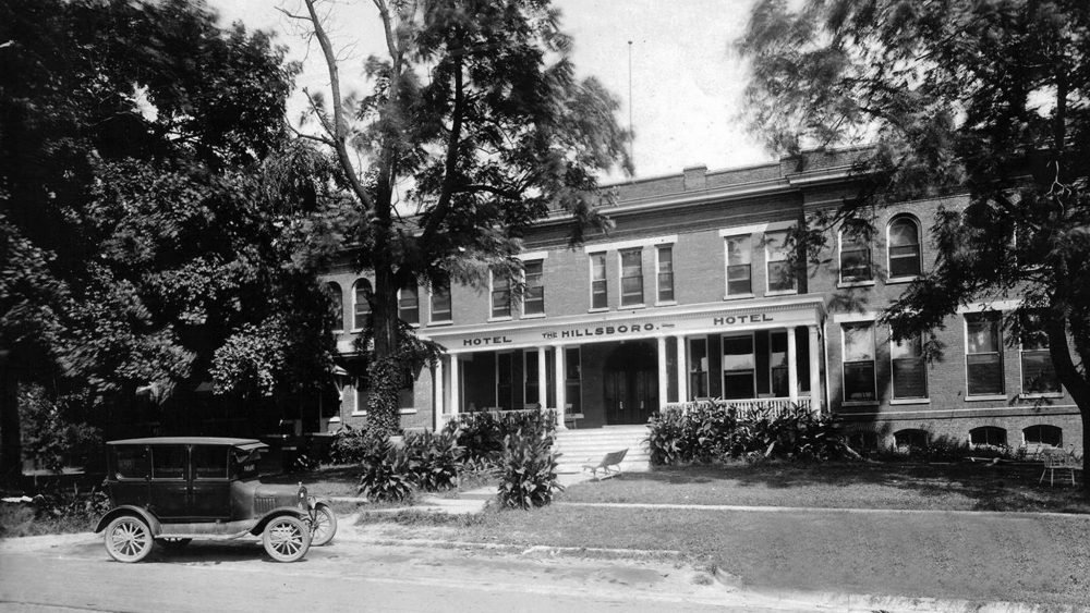 Historic Red Rooster Inn Opens to Light of a New Day | Dave Hoekstra